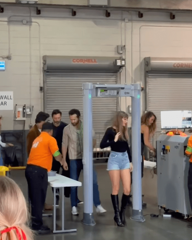 Taylor Swift Struts Her Legs In Bedazzled Jean Shorts At Chiefs Game - Oola